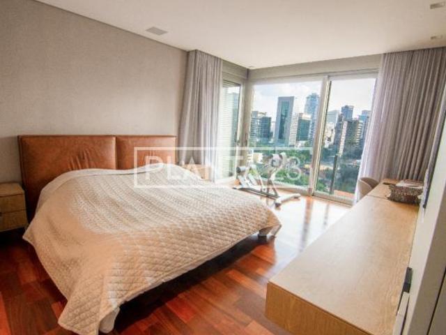 Apartamento com 335 m², 3 quartos sendo 3 suítes à venda no bairro Itaim Bibi