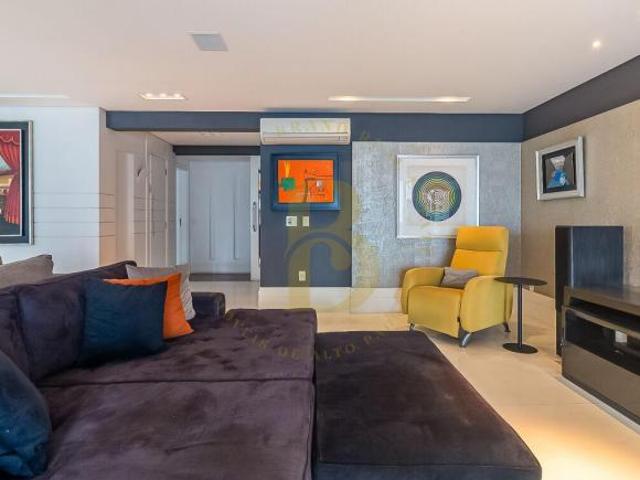 Apartamento com 335m², 3 suítes e 4 vagas de garagem à venda em Moema