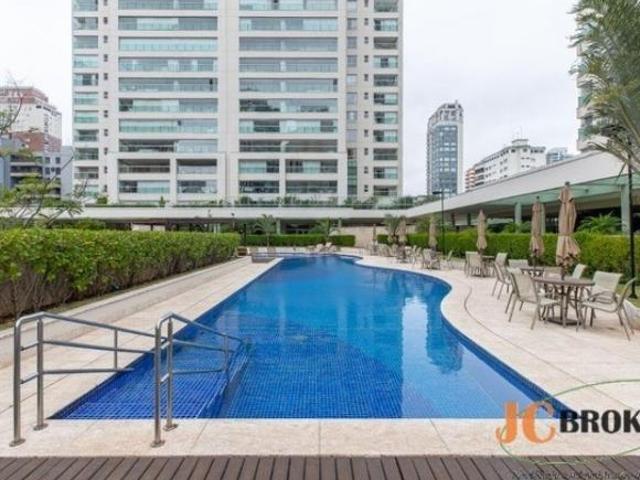 Apartamento com 335m² de área útil, 4 suítes