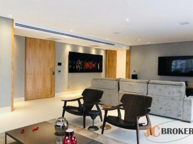 Apartamento com 355m² de área útil, 4 suítes, 5 vagas