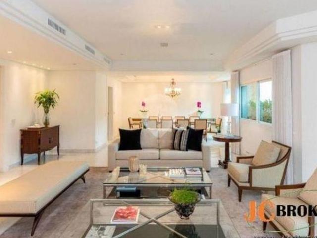 Apartamento com 360m² de área útil, sala ampliada, 3 dormitórios sendo 3 Suítes, 4 vagas