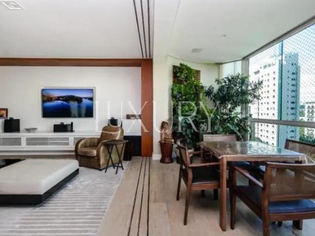Apartamento com 377 m², 4 quartos sendo 4 suítes à venda no bairro Alto De Pinheiros