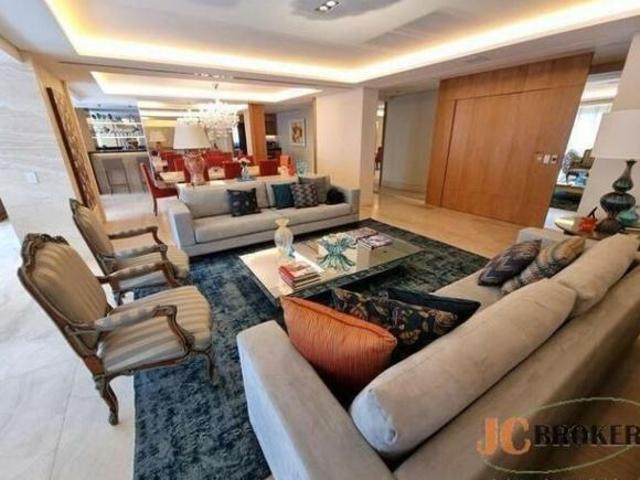 Apartamento com 370m² de área, 3 suítes, 5 vagas