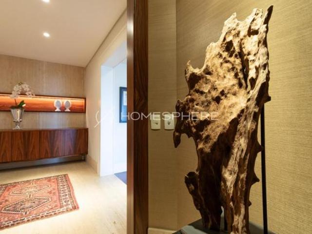 Apartamento com 450m², 4 suítes, 6 vagas e depósito. Com vista definitiva, design atemporal e sofist
