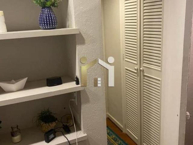 Apartamento com 45m², 1 dormitório e 1 vaga. O imóvel está semi mobiliado, possui, armário de cozinh