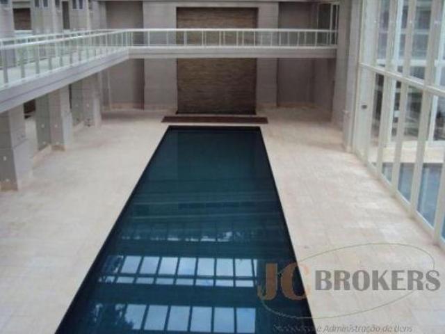 Apartamento com 463m² de área útil, 6 vagas, 3 suítes sendo a suíte principal com 2 banheiros