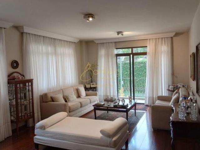 Apartamento com 4 amplos dormitórios, 2 suítes e repleto de armários