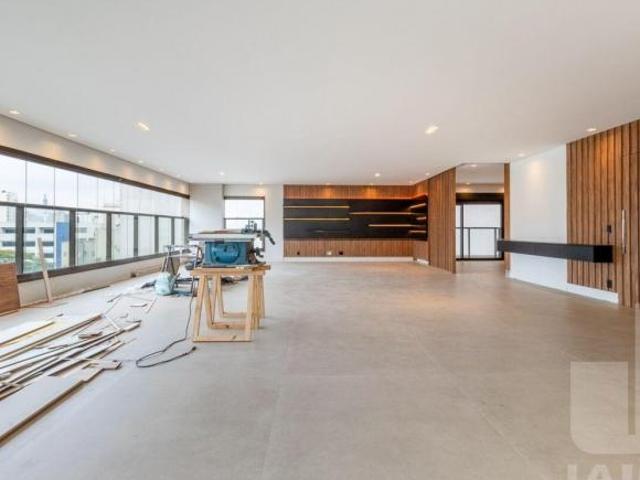 Apartamento com 4 Dormitórios 4 Vagas em Santa Cecilia