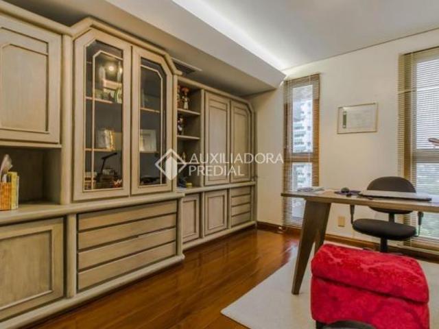 Apartamento com 4 dormitórios, 1 suíte, no Centr em Novo Hamburgo.