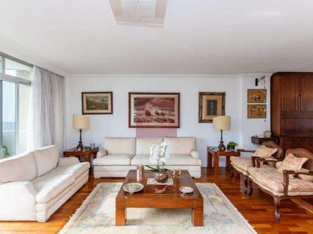 Apartamento com 4 dormitórios, 1 suíte, 2 vagas e com 196m² em Moema