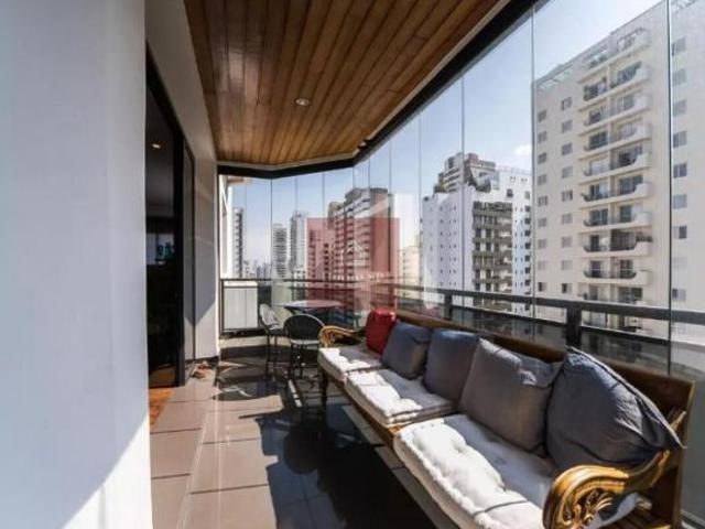Apartamento com 4 dormitórios, 2 suítes, 4 vagas e com 220m²