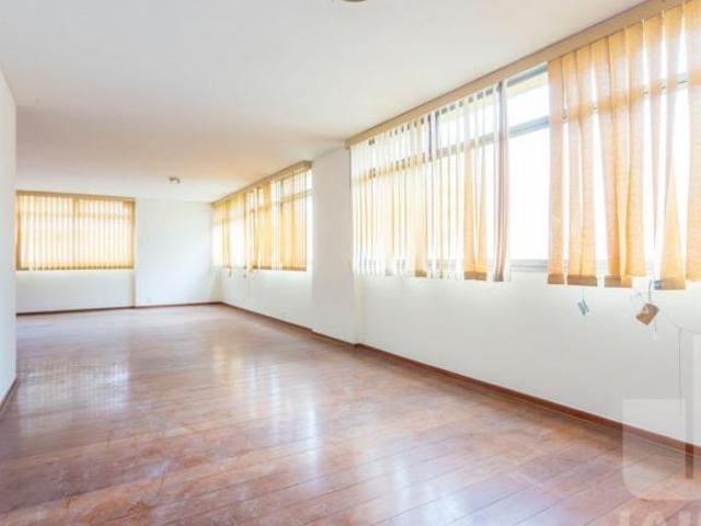 Apartamento com 4 dormitórios e 1 suíte, 3 salas, 3 vagas. Ótima localização