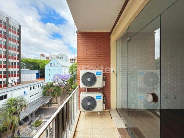 Apartamento com 4 dormitórios em Porto Alegre