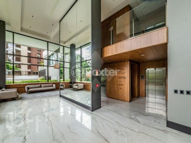 Apartamento com 4 dormitórios em Porto Alegre