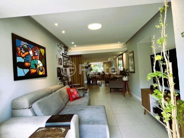 Apartamento com 4 dormitórios em Porto Alegre