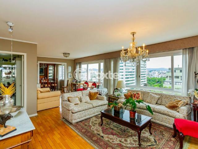 Apartamento com 4 dormitórios em Porto Alegre