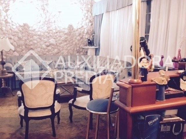 Apartamento com 4 dormitórios em Porto Alegre