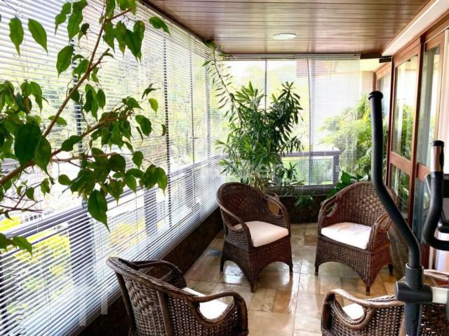 Apartamento com 4 dormitórios em Porto Alegre
