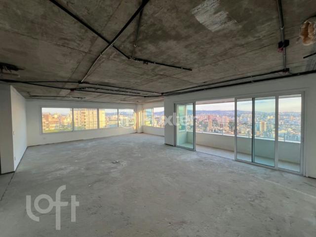 Apartamento com 4 dormitórios em Porto Alegre