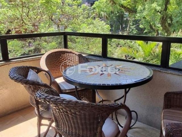 Apartamento com 4 dormitórios em Porto Alegre