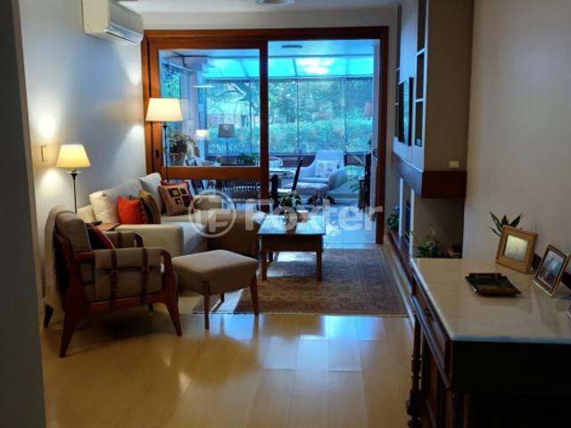 Apartamento com 4 dormitórios em Porto Alegre