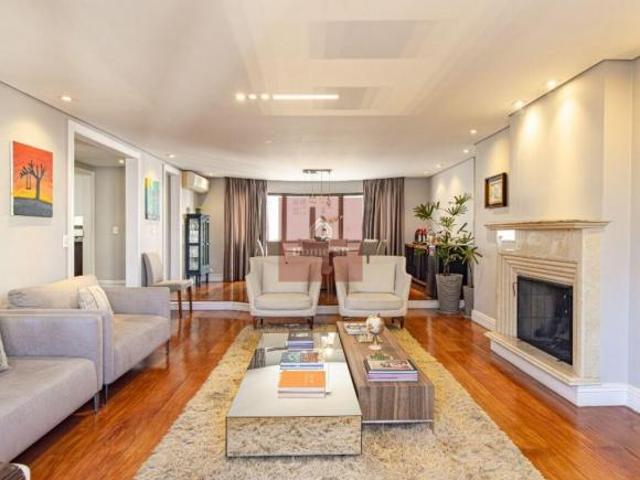 Apartamento com 4 dormitórios, sendo 3 suítes, 2 vagas e com 198m² Moema