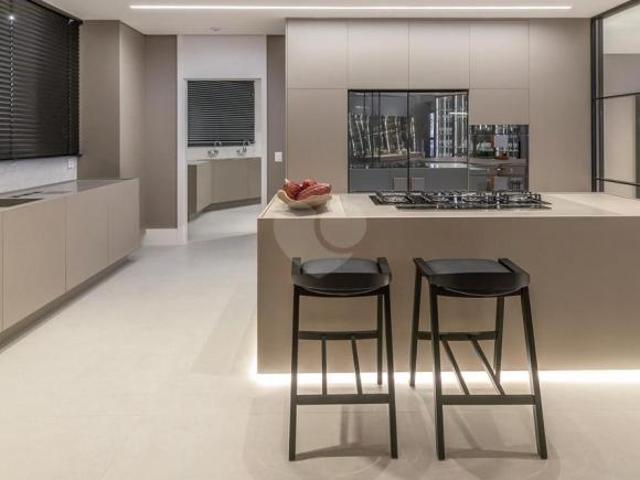 Apartamento com 4 quartos à venda em Batel PR