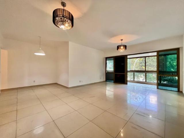 Apartamento com 4 Quartos e 1 banheiro à Venda, 210 m² por R$ 1.950.000