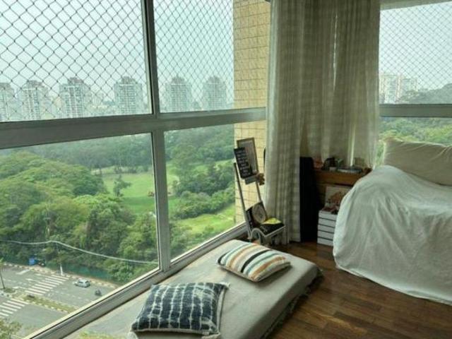 Apartamento com 4 quartos e 215 m² à venda em Umuarama