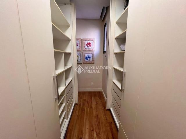 Apartamento com 4 quartos e 290m² para alugar em Centro, Florianópolis