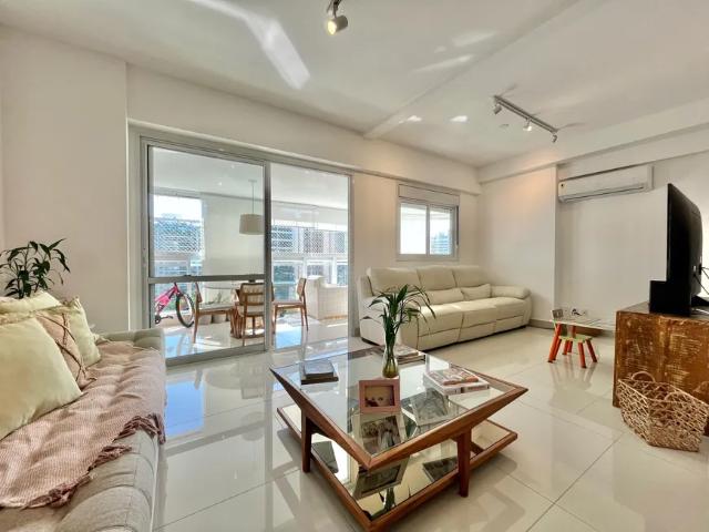 Apartamento com 4 Quartos e 2 banheiros à Venda, 151 m² por R$ 2.650.000