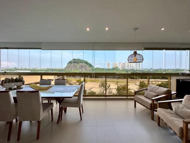 Apartamento com 4 Quartos e 4 banheiros à Venda, 170 m² por R$ 2.390.000