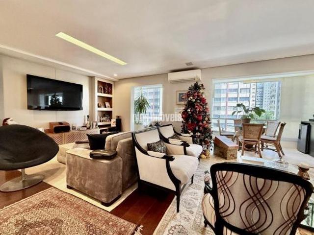 Apartamento com 4 Quartos e 4 banheiros à Venda, 208 m²
