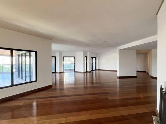 Apartamento com 4 Quartos e 5 banheiros à Venda, 440 m²