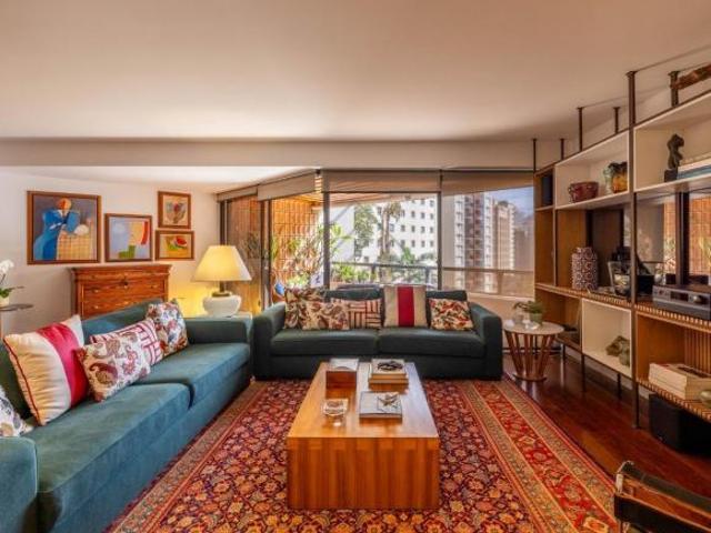 Apartamento com 4 Quartos e 5 banheiros à Venda 246 m²