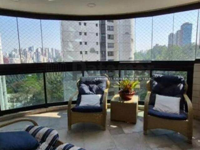 Apartamento com 4 Quartos e 6 banheiros à Venda, 288 m²