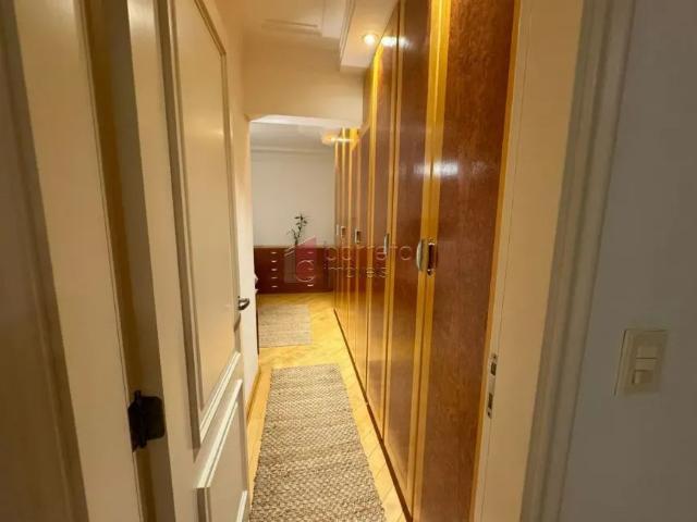 Apartamento com 4 Quartos para alugar, 194m² Centro