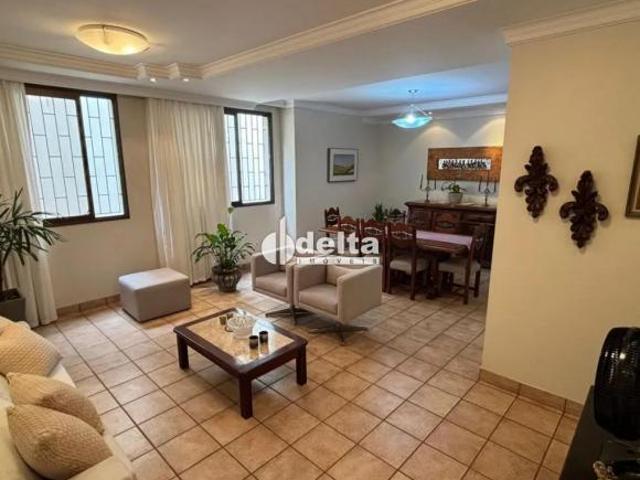 Apartamento com 4 quartos, sendo 1 suíte disponível para venda no bairro Patrimônio em Uberlândia