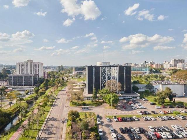 Apartamento com 4 quartos, sendo 2 Suíte uma com closet, 2 vagas de 250m úteis no centro cívico