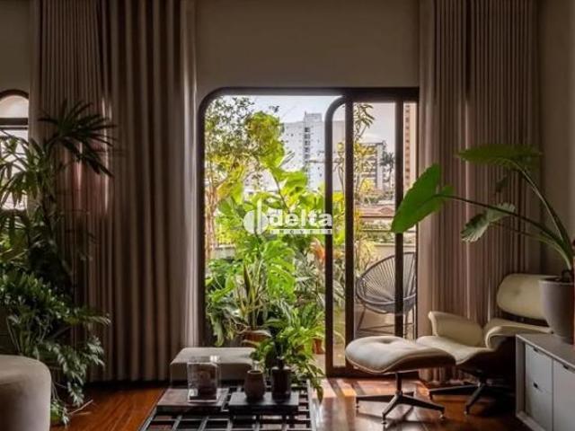 Apartamento com 4 quartos sendo 2 suítes disponível para venda no bairro Fundinho em Uberlândia MG