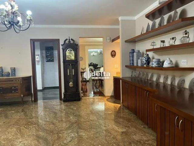 Apartamento com 4 sendo 2 suítes disponível para venda no bairro Fundinho em Uberlândia MG