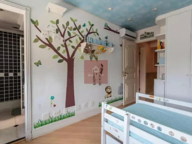 Apartamento com 4 suítes, 4 vagas e com 228m² Moema