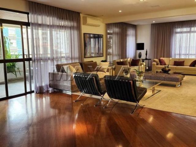 Apartamento com 4 suites, 4 Vagas, próximo à Rua Oscar Freire e ao Clube Paulistano