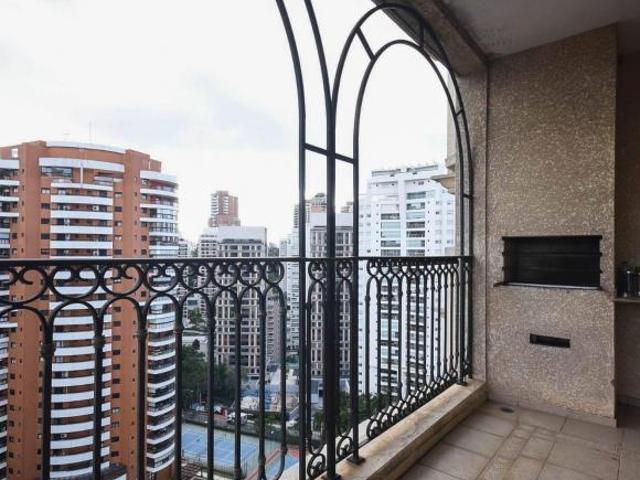 Apartamento com 4 suítes 5 vagas a venda no Panamby