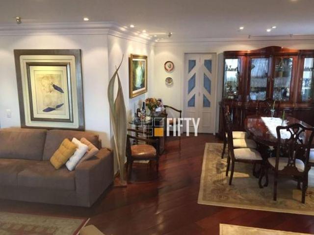 Apartamento com 4 Suítes à venda de 200 m² em Moema ao lado do Parque Ibirapuera