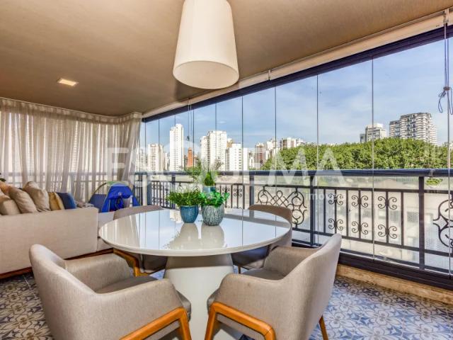 Apartamento com 4 suítes em edifício neoclássico