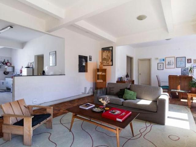 Apartamento com 5 dormitórios sendo 2 suítes, 240 m2 bem distribuídos