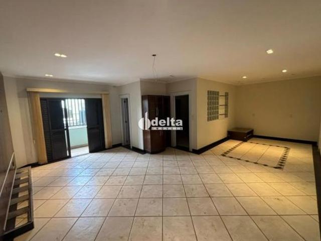 Apartamento com 5 quartos sendo 3 suítes disponível para venda no bairro Santa Monica em Uberlândia