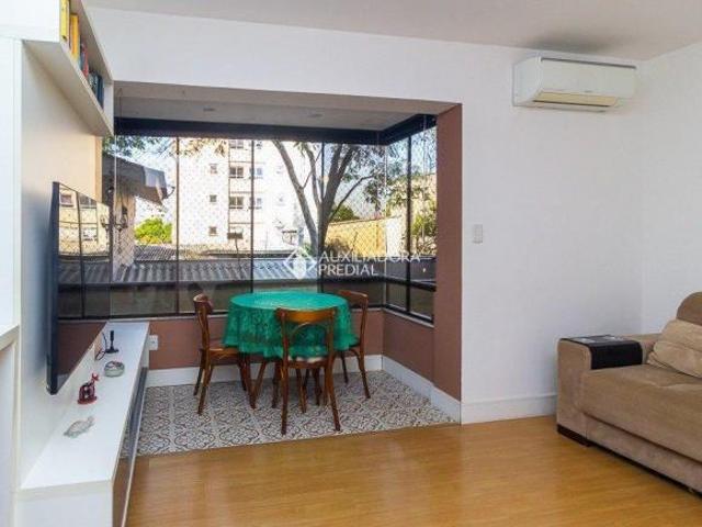 Apartamento com 64m² semi mobiliado, com sacada fechada integrada ao living