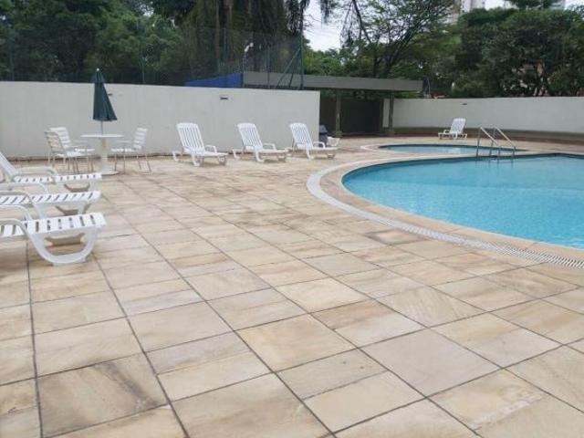 Apartamento com 70m² de área útil, living, 2 dormitórios sem suíte, varanda, 1 vaga